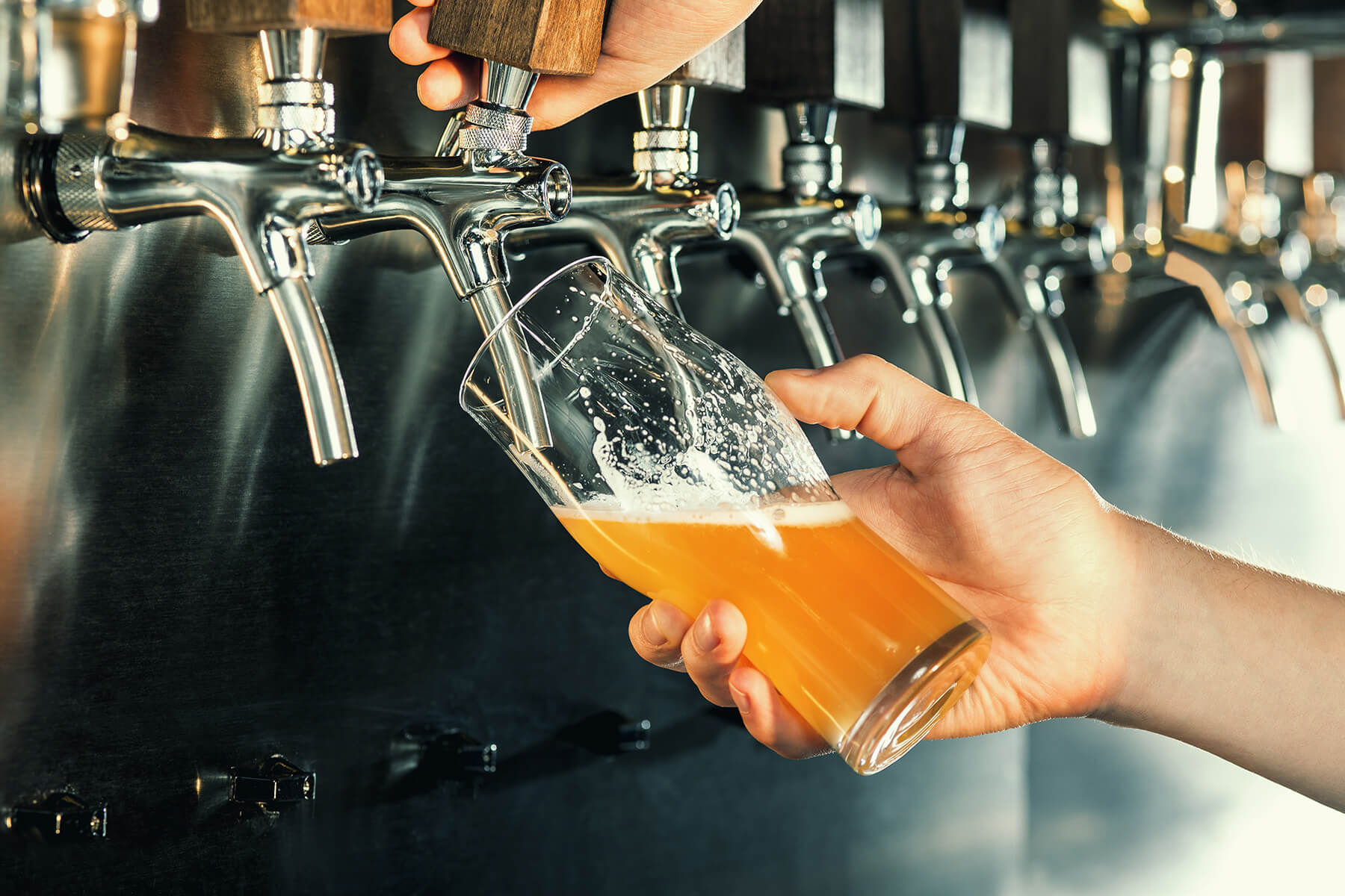 Čapovanie piva: Aké je správne načapované pivo? | Pivo Bradáč